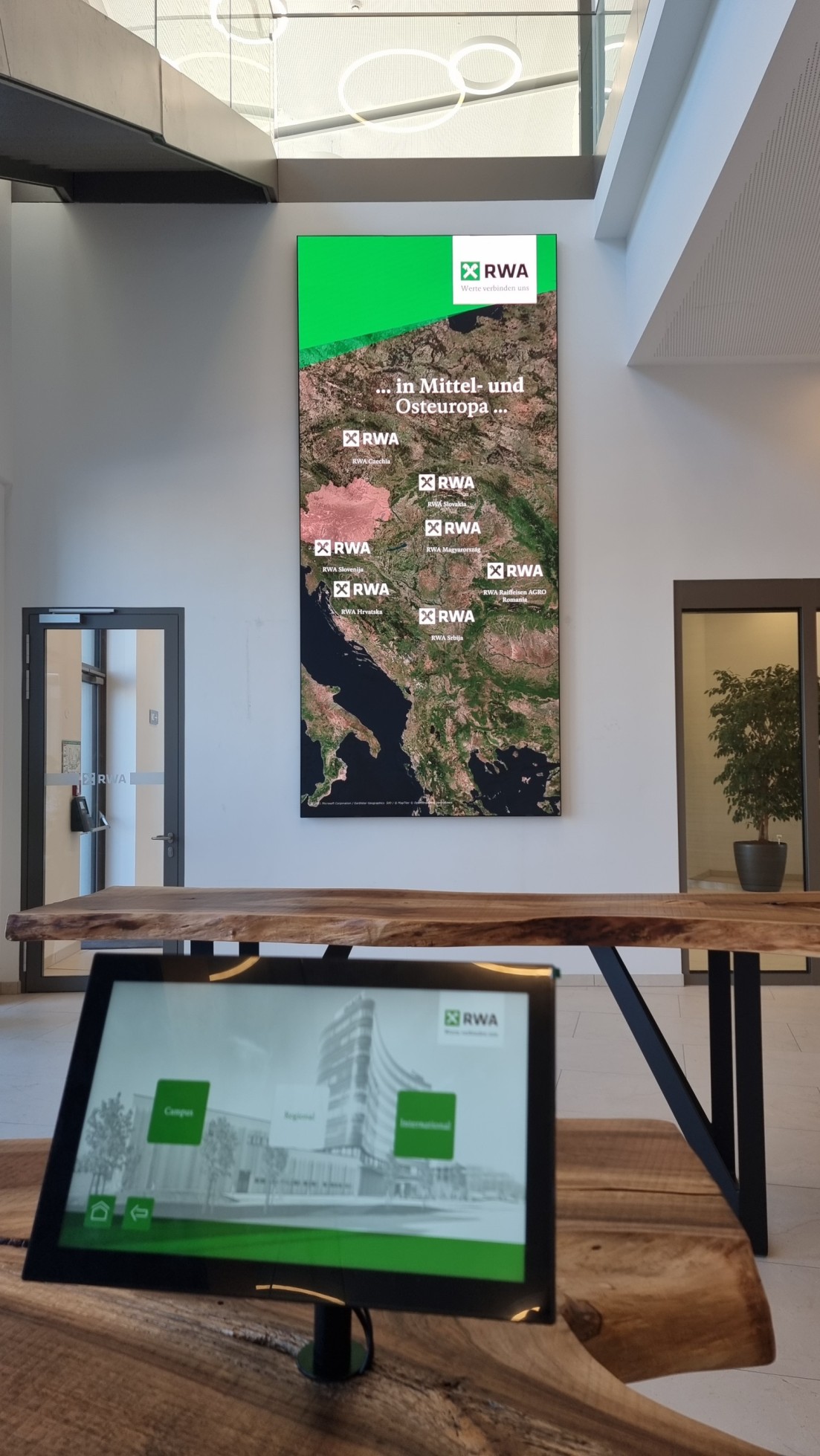 RWA A new experience with Digital Signage - easescreen