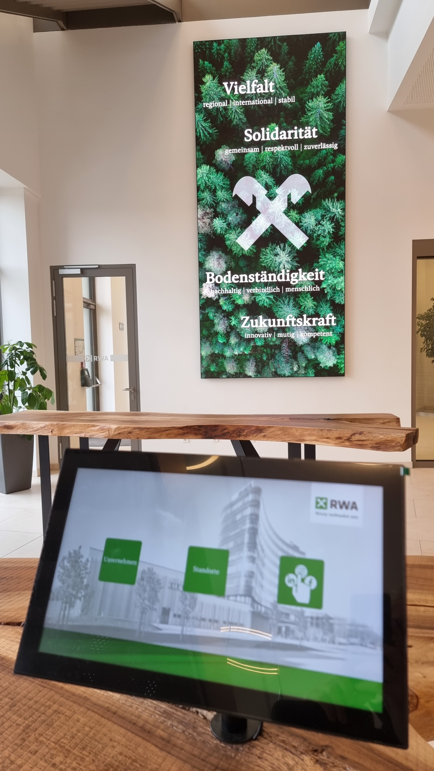 RWA Die Erlebniswelt mit Digital Signage - easescreen