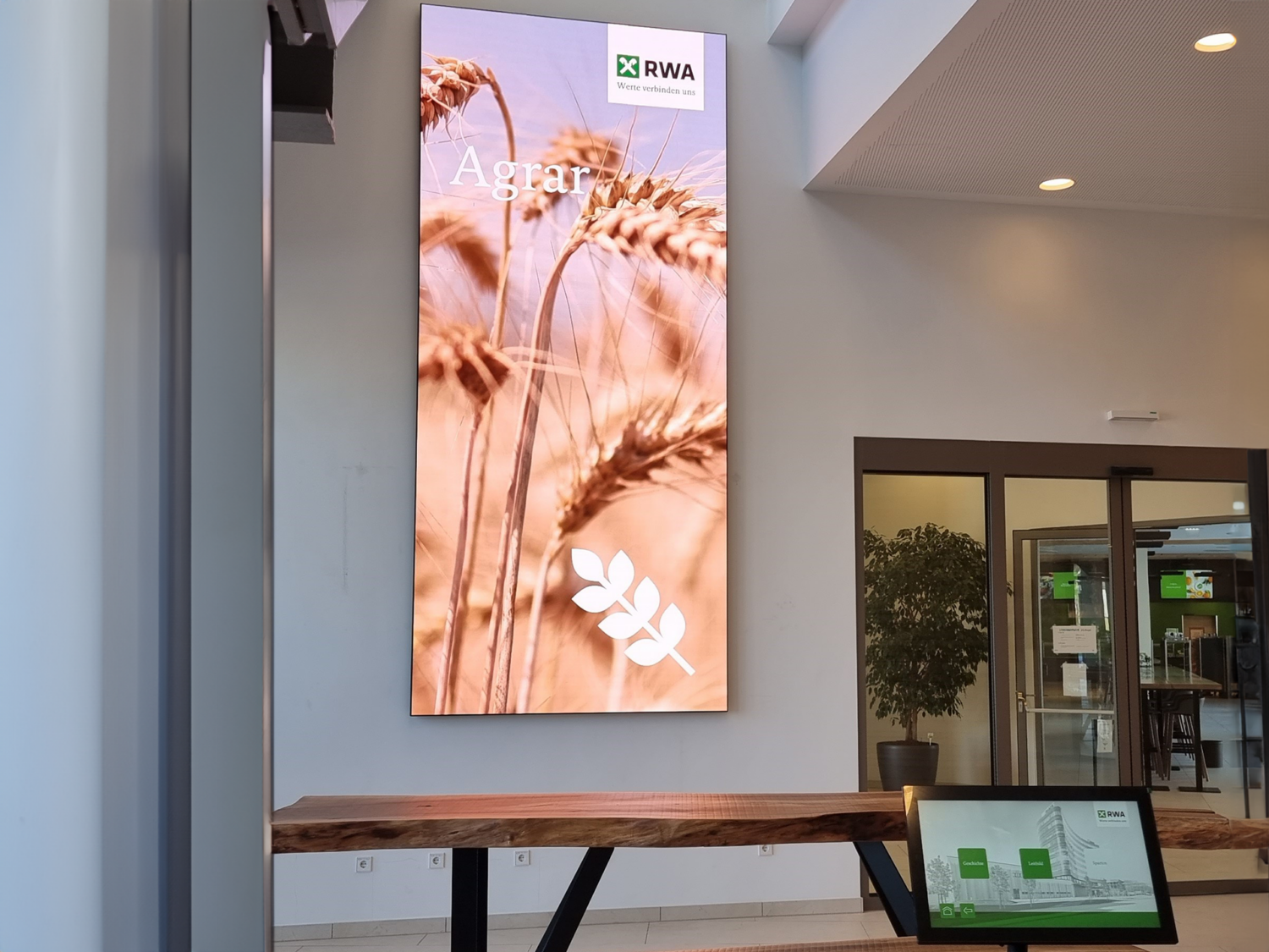 RWA A new experience with Digital Signage - easescreen
